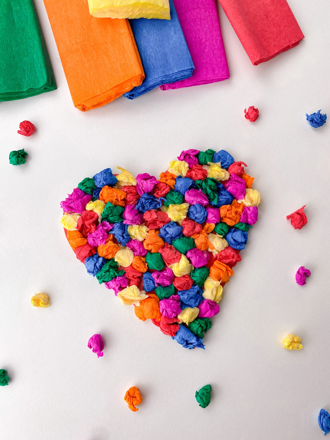 Herz basteln mit Knülltechnik - Bastelidee für Kinder